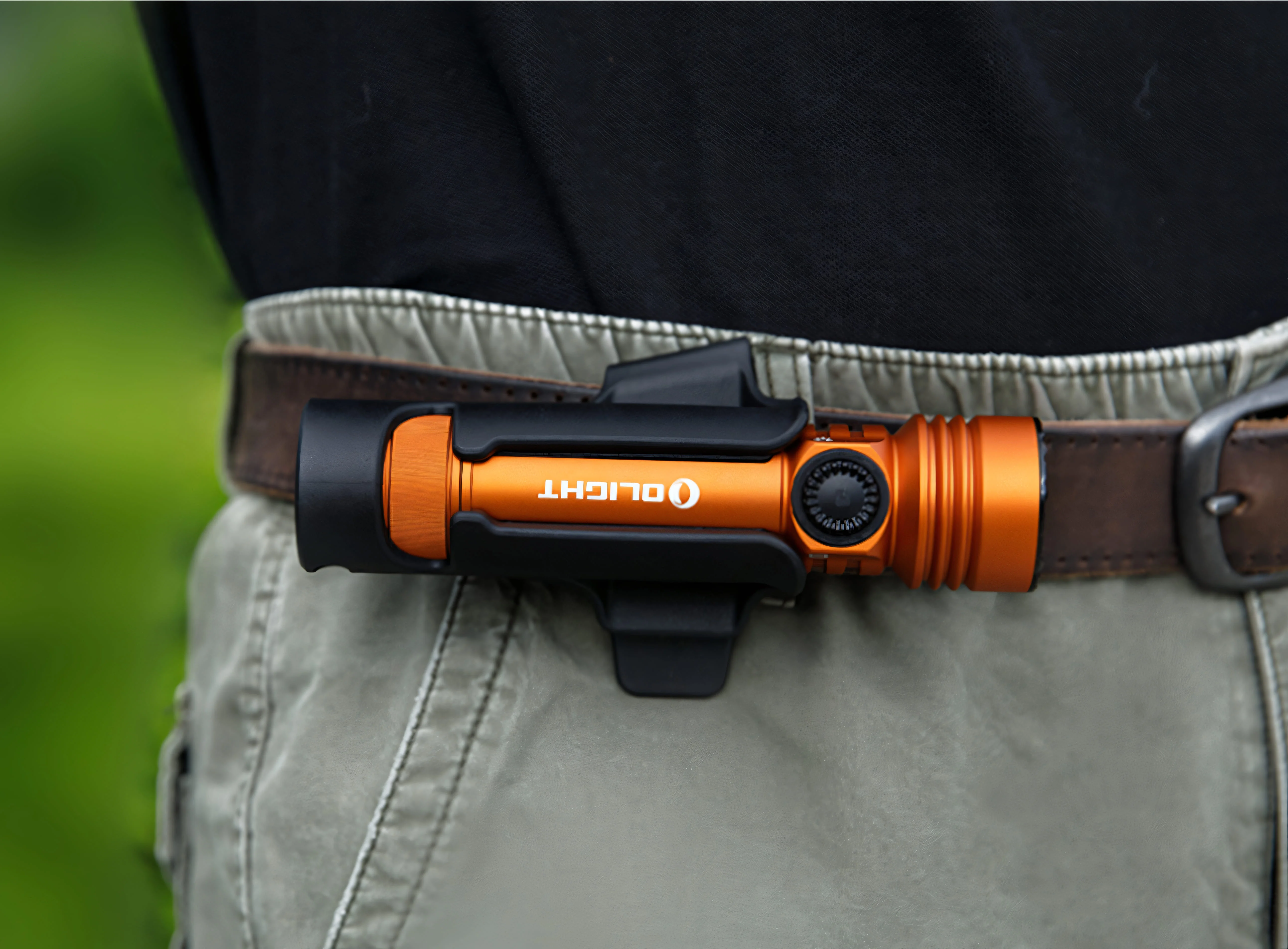 Seeker 4 Pro linterna potente 4600 lúmenes 260 m doble carga funda - Olight España